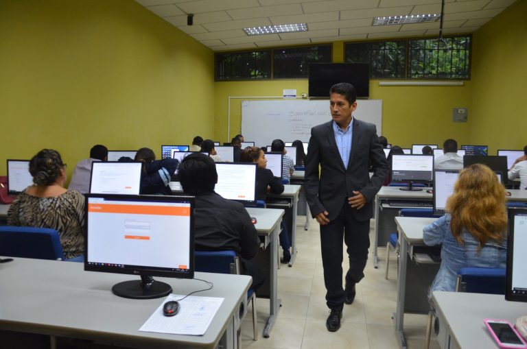 Alumnos de la modalidad online rinden sus pruebas finales - UNEMI