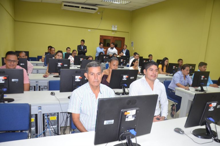 Alumnos de la modalidad online rinden sus pruebas finales - UNEMI