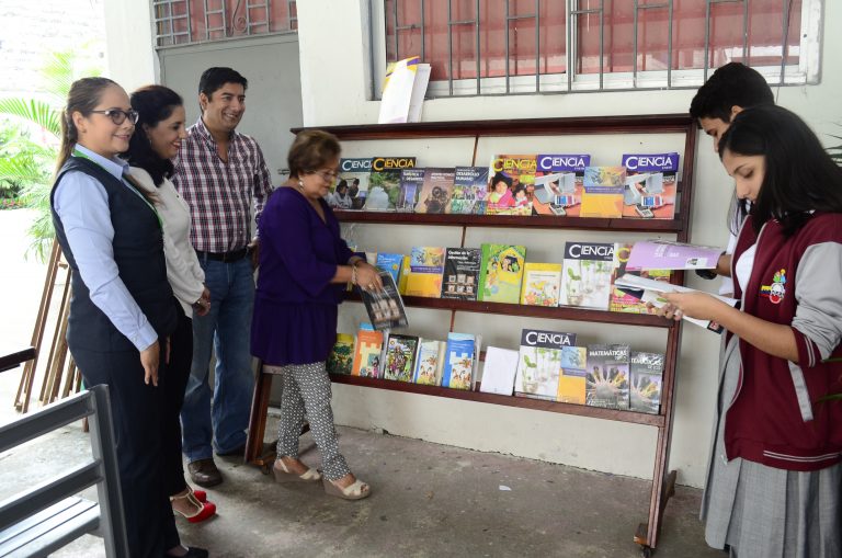 UNEMI entrega libros y revistas científicas a Unidad Educativa Moderna ...