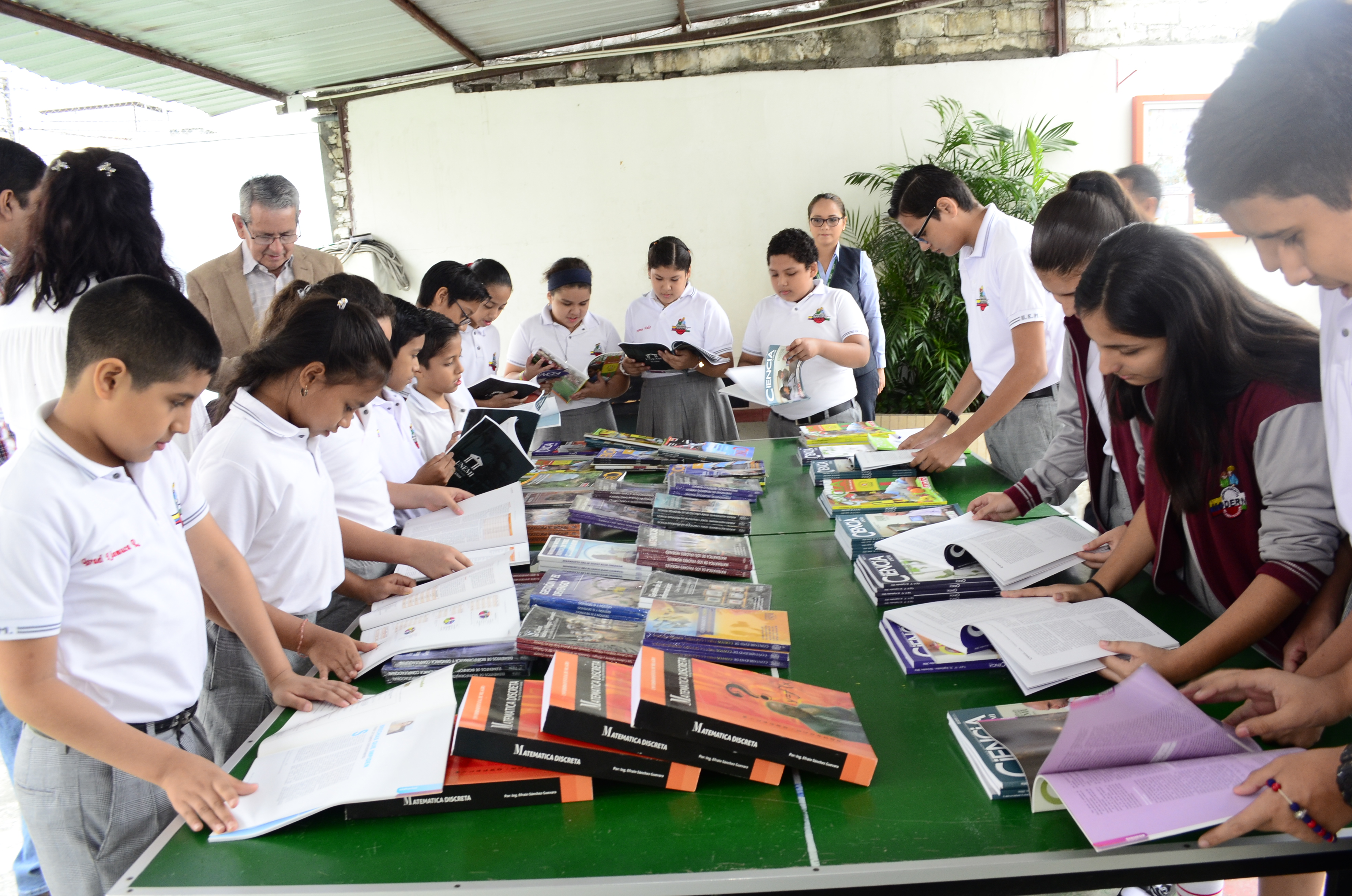 UNEMI entrega libros y revistas científicas a Unidad Educativa Moderna ...