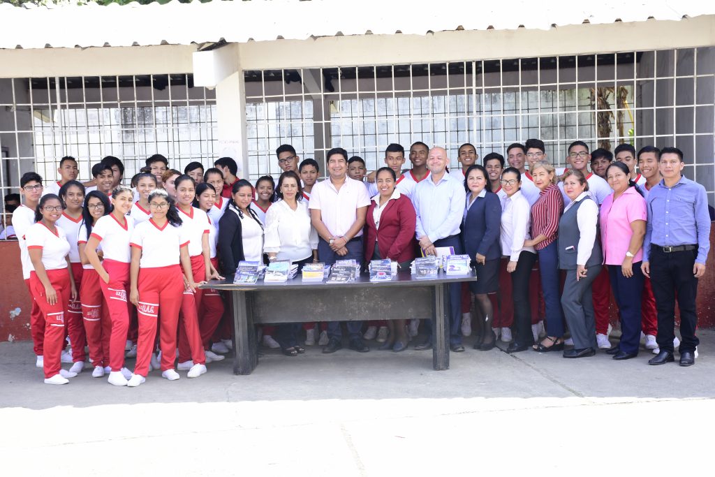 UNEMI entregó textos científicos en Unidad Educativa Otto Arosemena - UNEMI