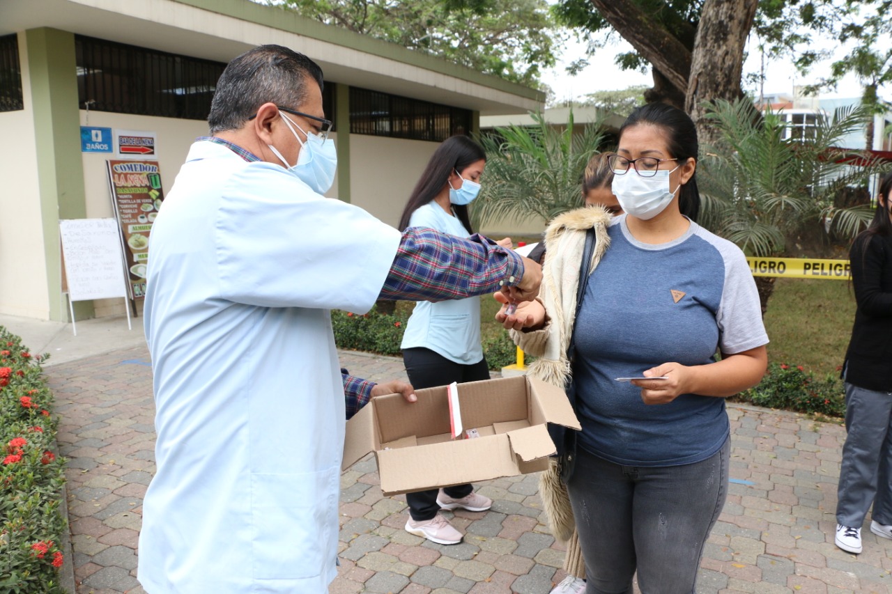 Bienestar Universitario entrega medicación post vacuna - UNEMI