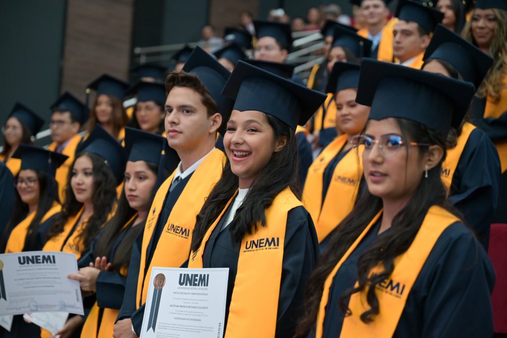 UNEMI graduó a 110 licenciados en Enfermería - UNEMI