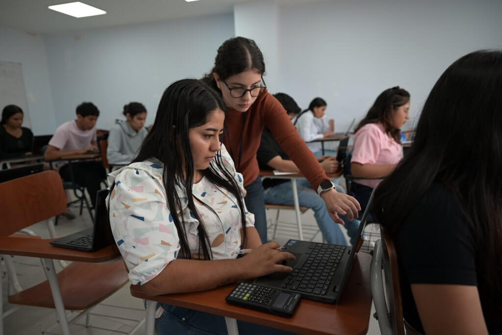 ¿Quién te ayuda cuando tienes problemas académicos en tu carrera? - UNEMI