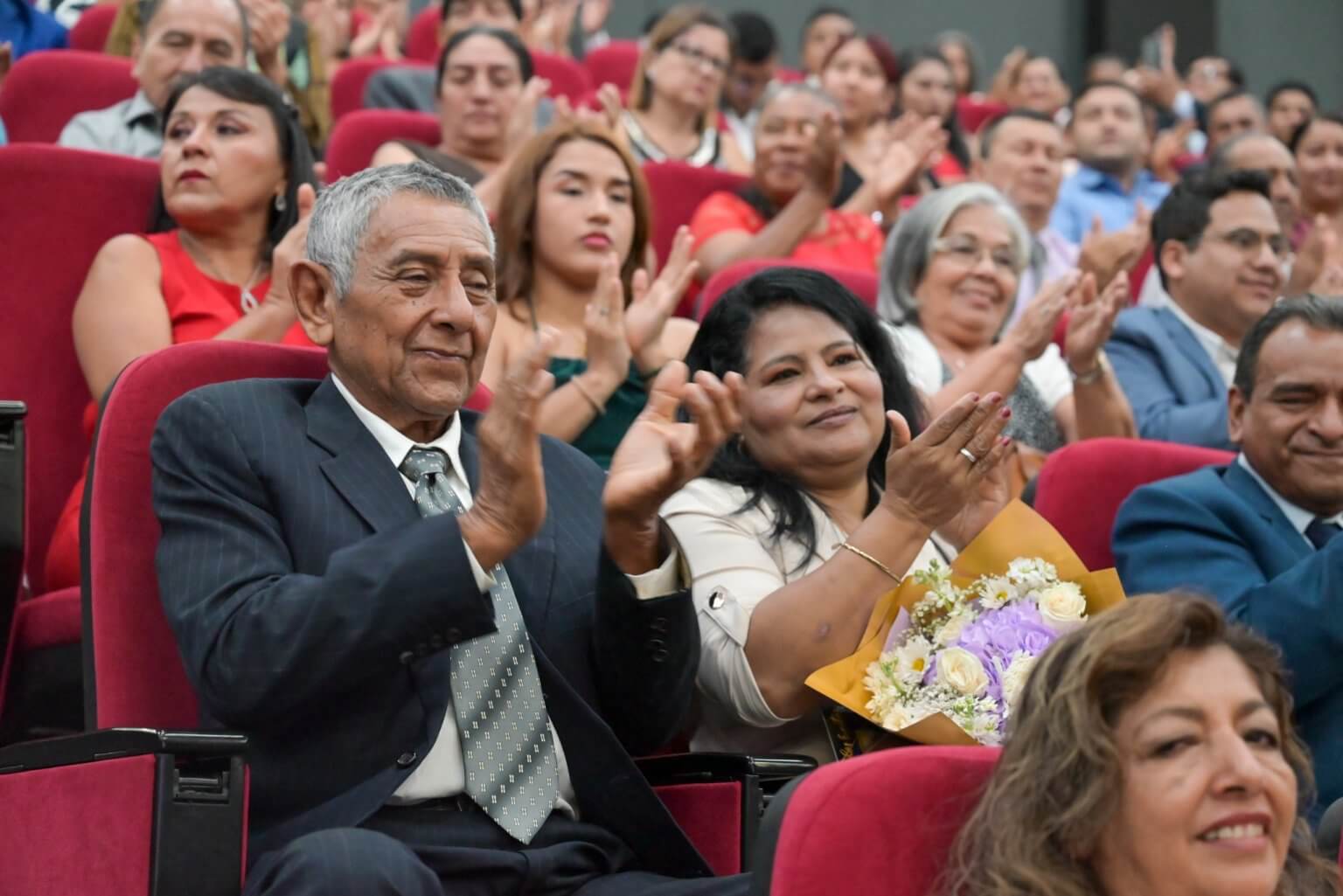 Orgullo y esfuerzo, las historias detrás de los títulos de grado que ...