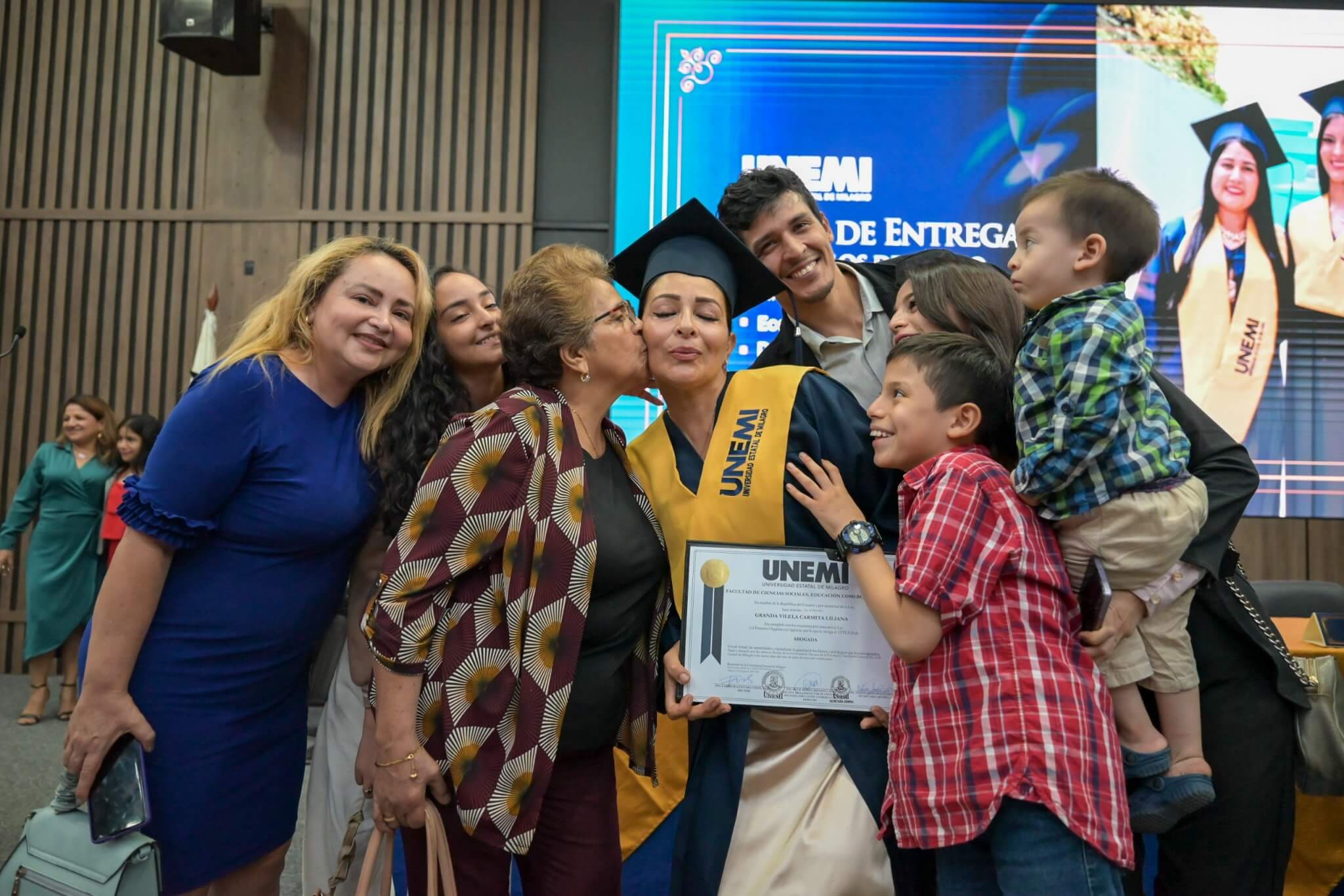 Orgullo y esfuerzo, las historias detrás de los títulos de grado que ...