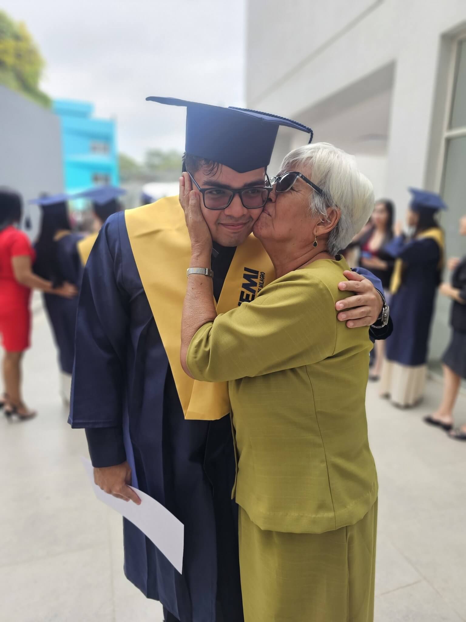 Orgullo y esfuerzo, las historias detrás de los títulos de grado que ...